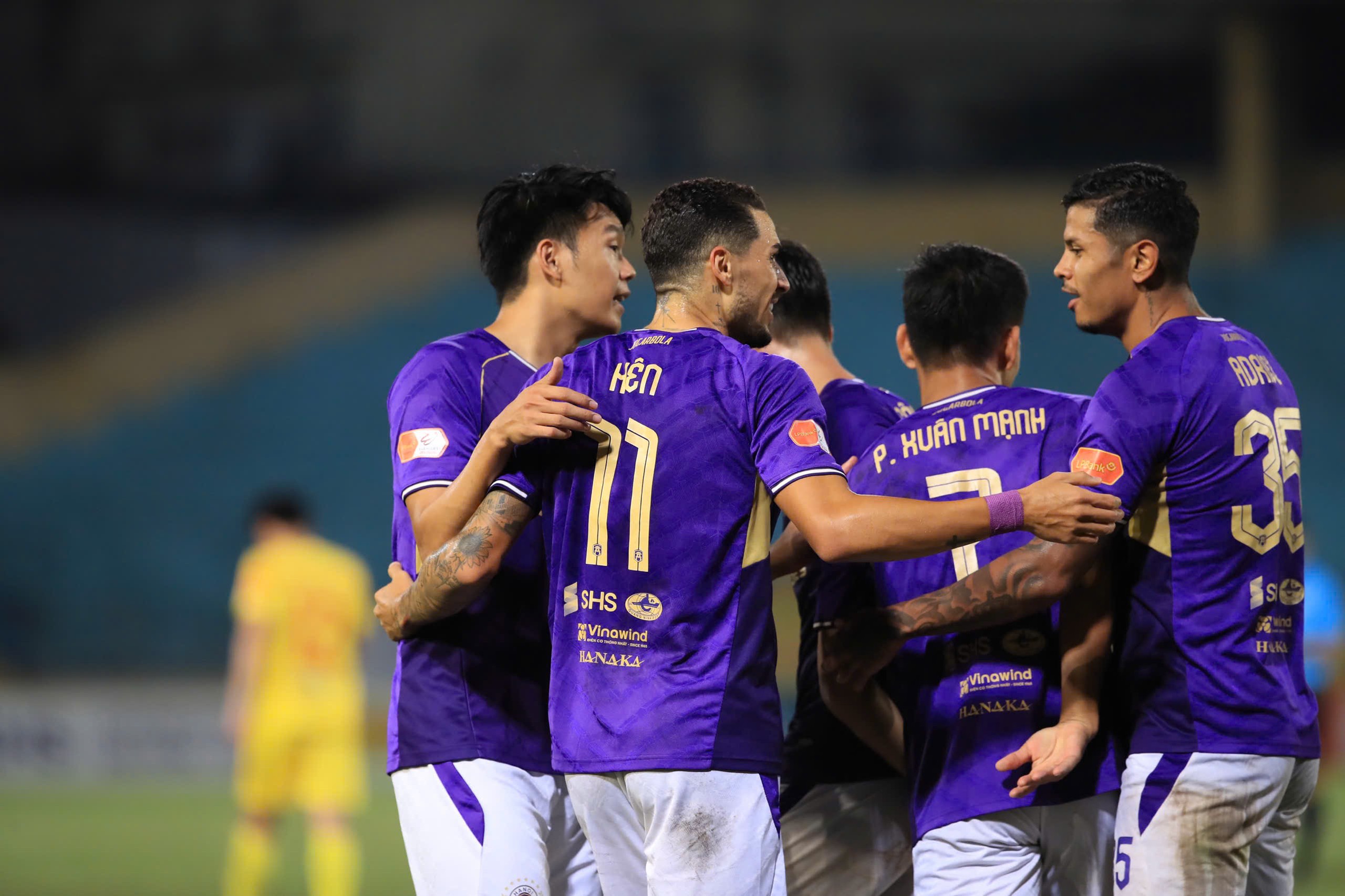 Hoàng Hên và Tuấn Hải lập công, Hà Nội FC thắng đậm ở vòng 10 V-League