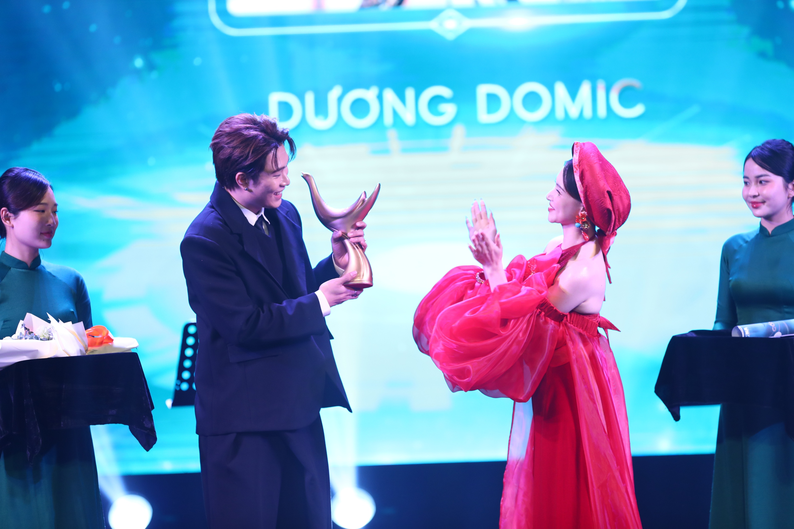 Nghe Dương Domic đọc thơ trên sân khấu Cống Hiến 2025