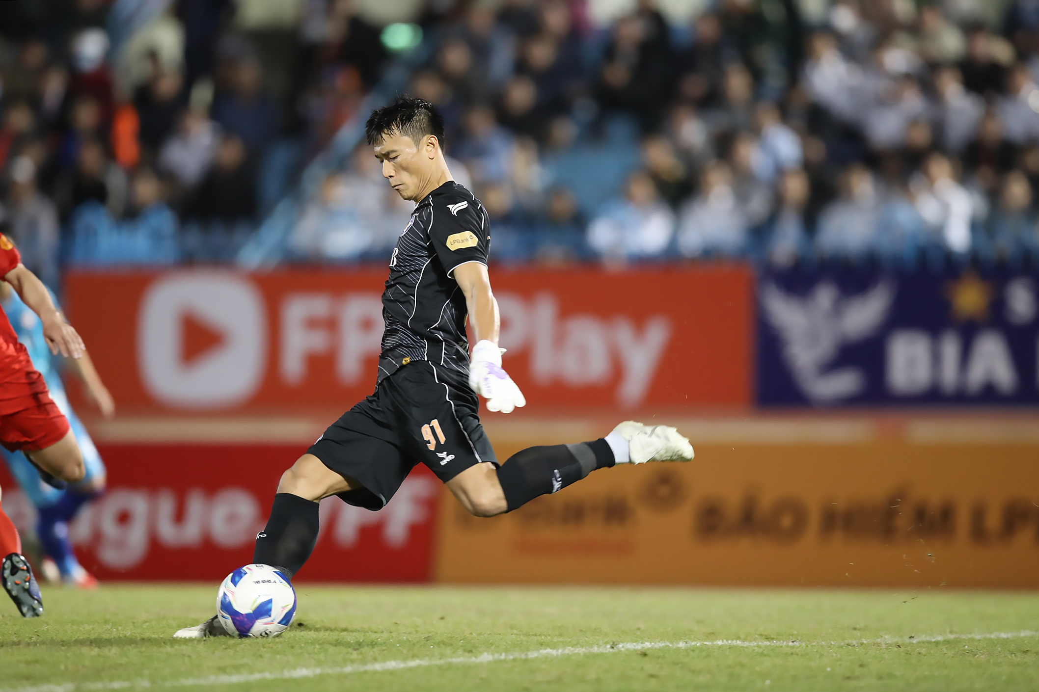 Bùi Tiến Dũng giữ hy vọng trụ hạng cho SHB Đà Nẵng