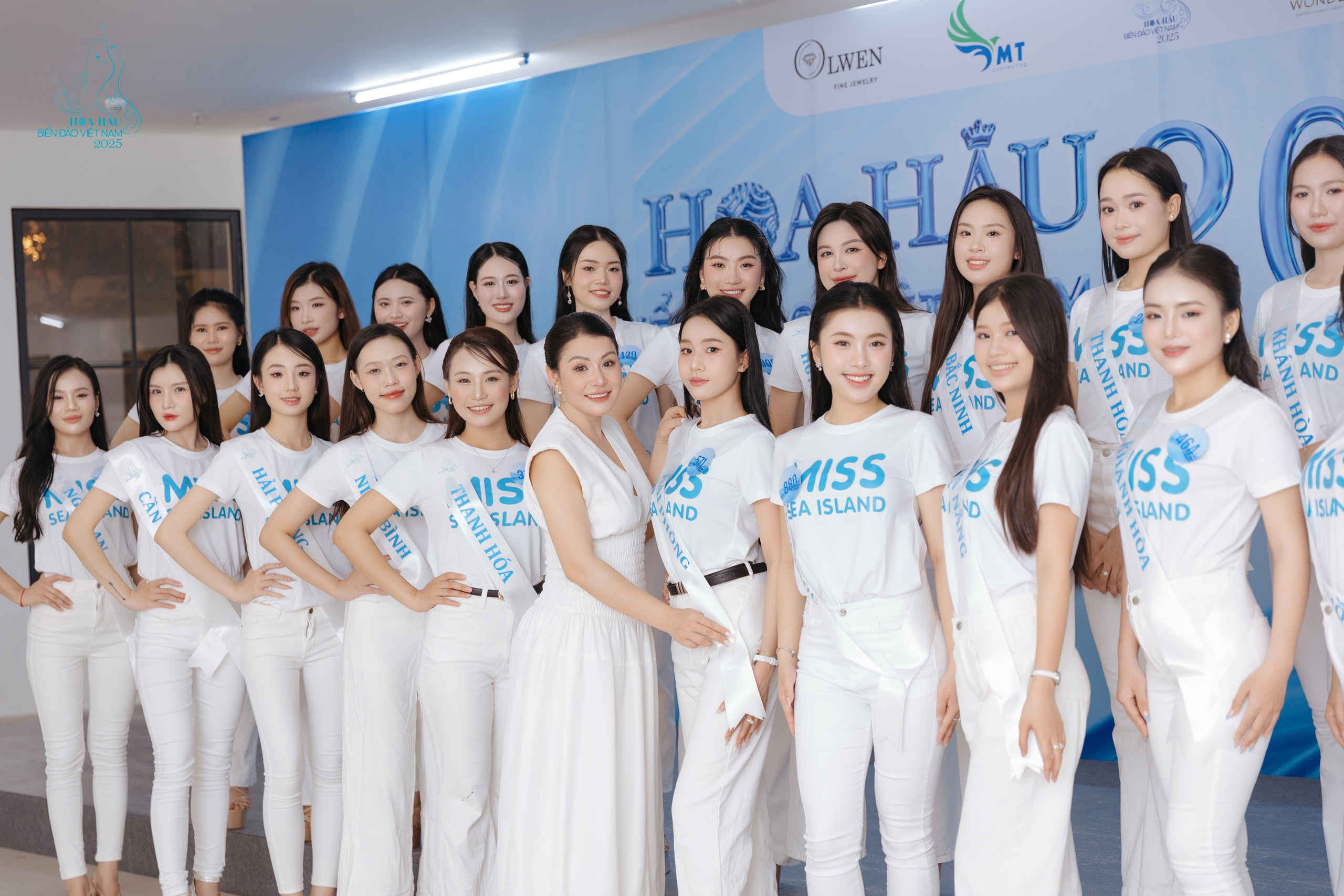 Trao sash cho Top 40 thí sinh cuộc thi Hoa hậu Biển Đảo Việt Nam 2025