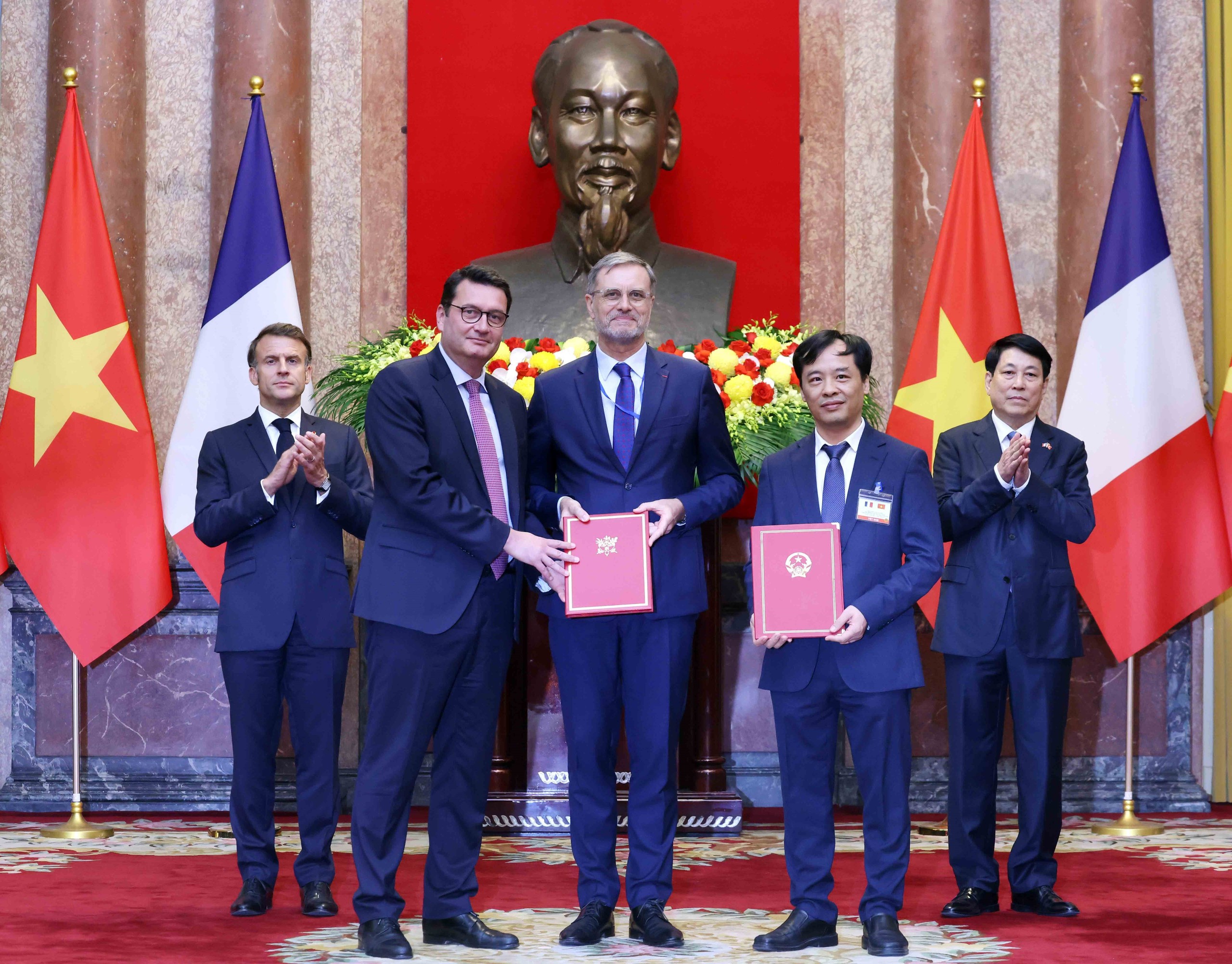 Chủ tịch nước Lương Cường và Tổng thống Pháp Emmanuel Macron chứng kiến ...