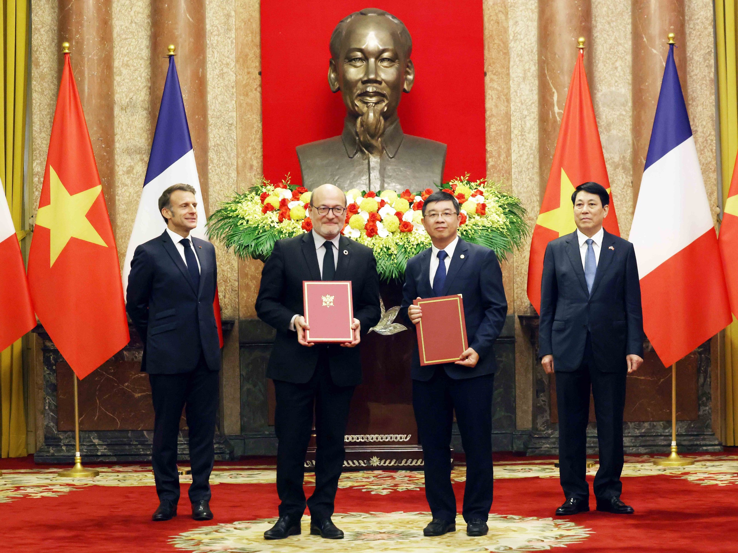 Chủ tịch nước Lương Cường và Tổng thống Pháp Emmanuel Macron chứng kiến ...