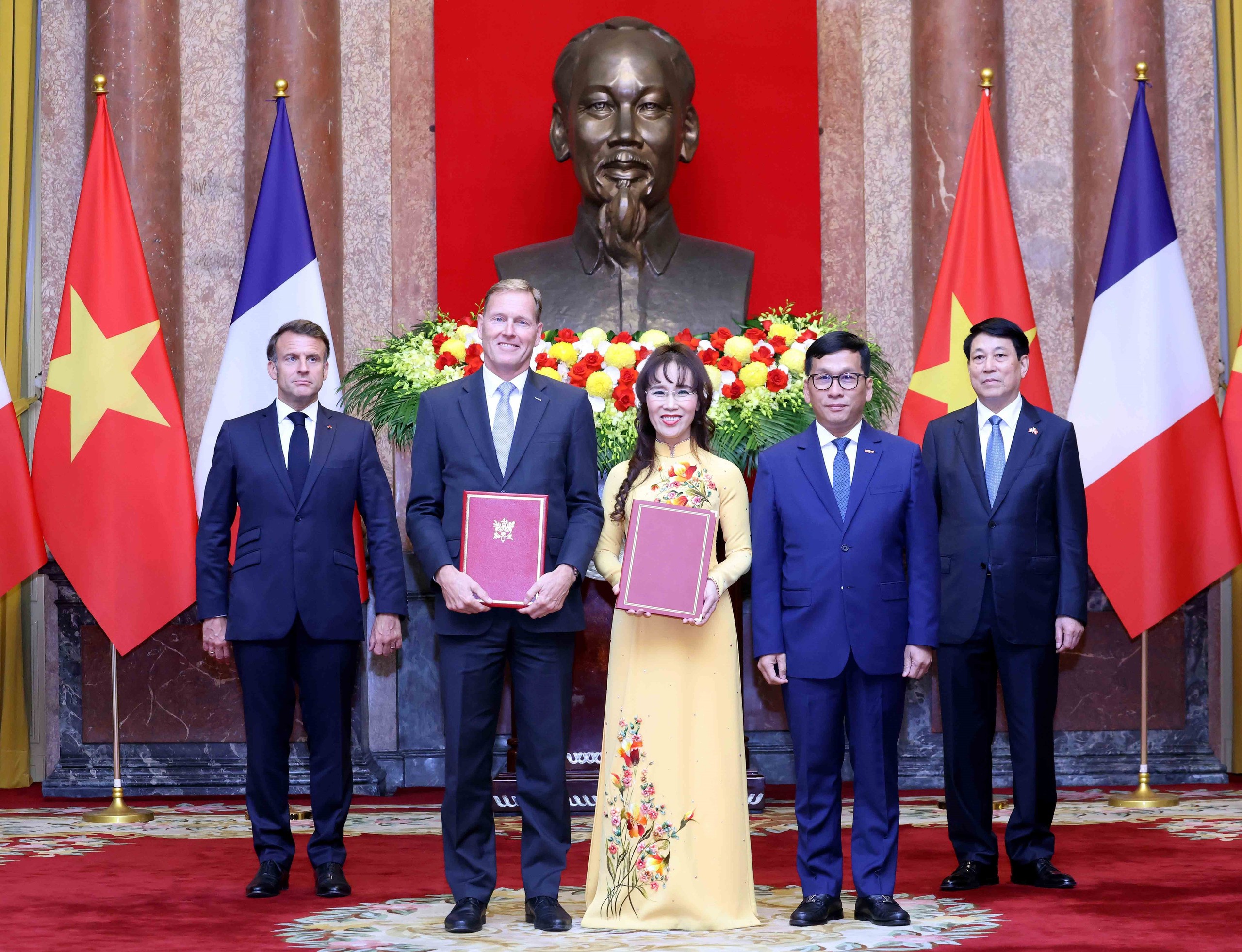 Chủ tịch nước Lương Cường và Tổng thống Pháp Emmanuel Macron chứng kiến ...