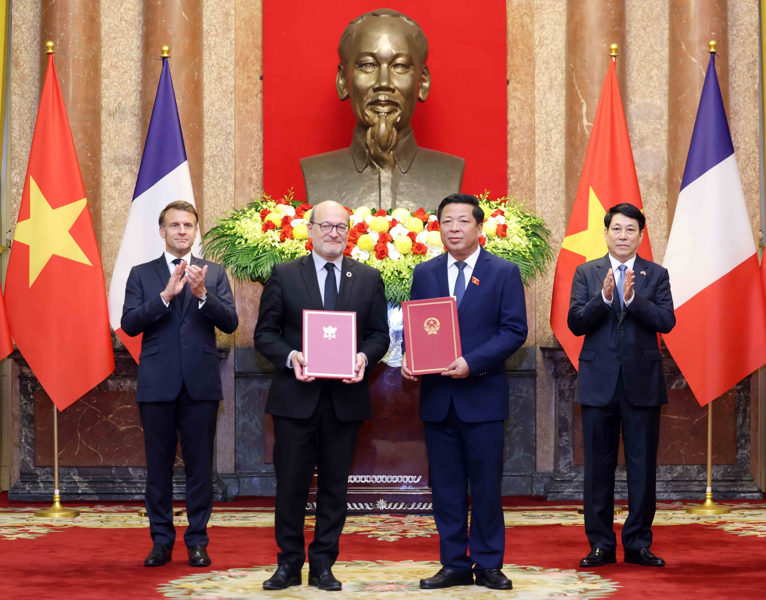 Chủ tịch nước Lương Cường và Tổng thống Pháp Emmanuel Macron chứng kiến ...