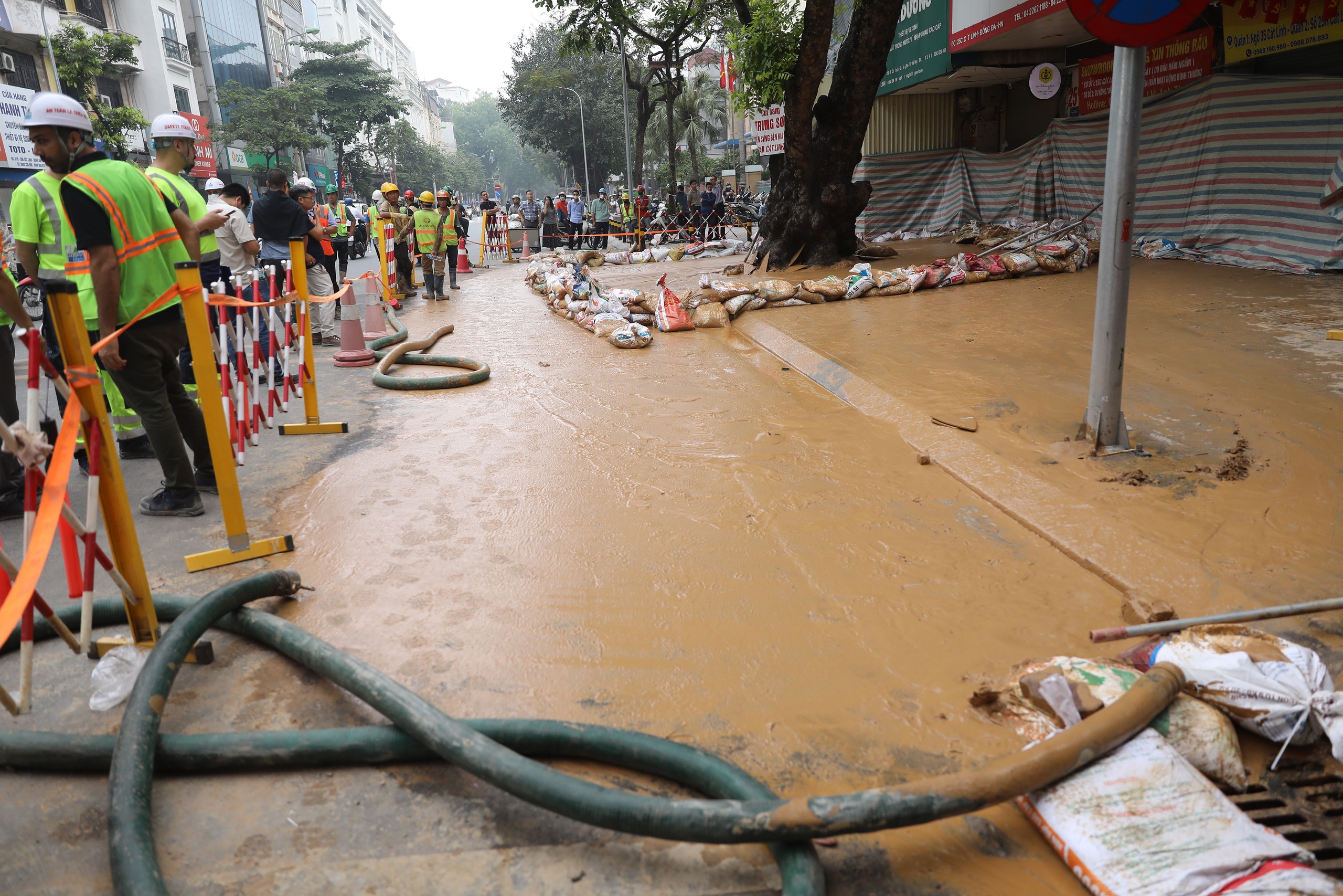 Lại xảy ra sự cố phun trào bùn ở Metro Nhổn - Ga Hà Nội