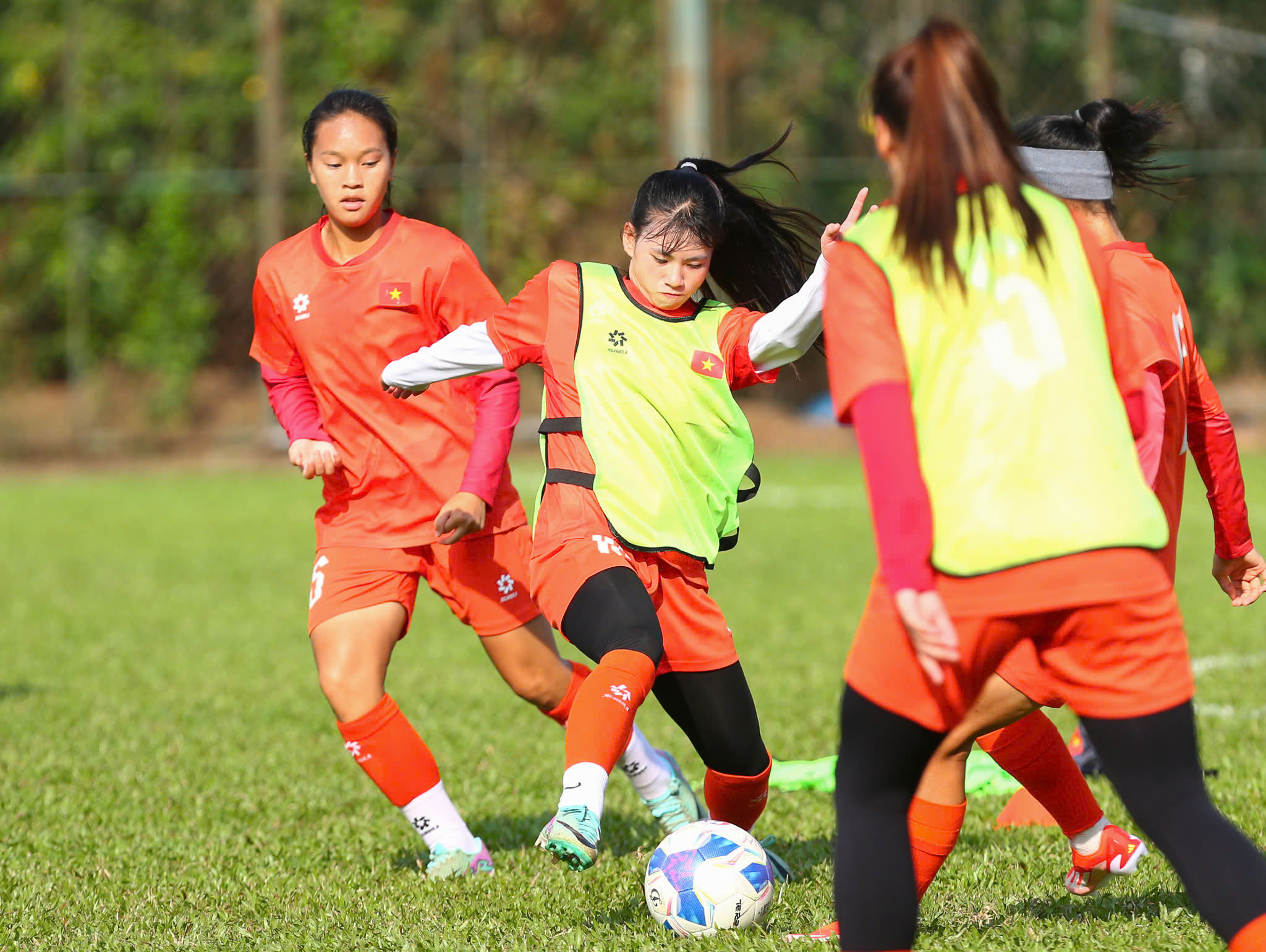 Thắng dễ 6-0, U19 nữ Việt Nam đứng đầu bảng và gần như chắc suất vào bán kết