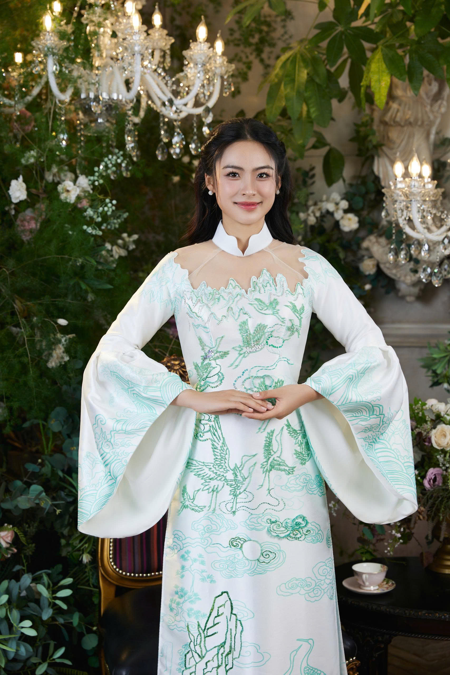 Á hậu Vân Nhi đẹp dịu dàng với áo dài của NTK Vũ Lan Anh