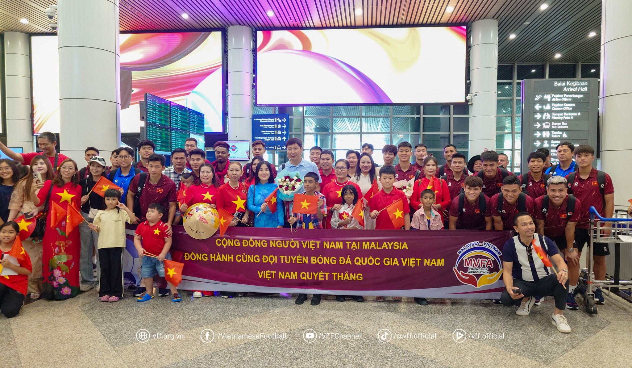 Đến Malaysia, đội tuyển Việt Nam được CĐV chào đón nồng nhiệt