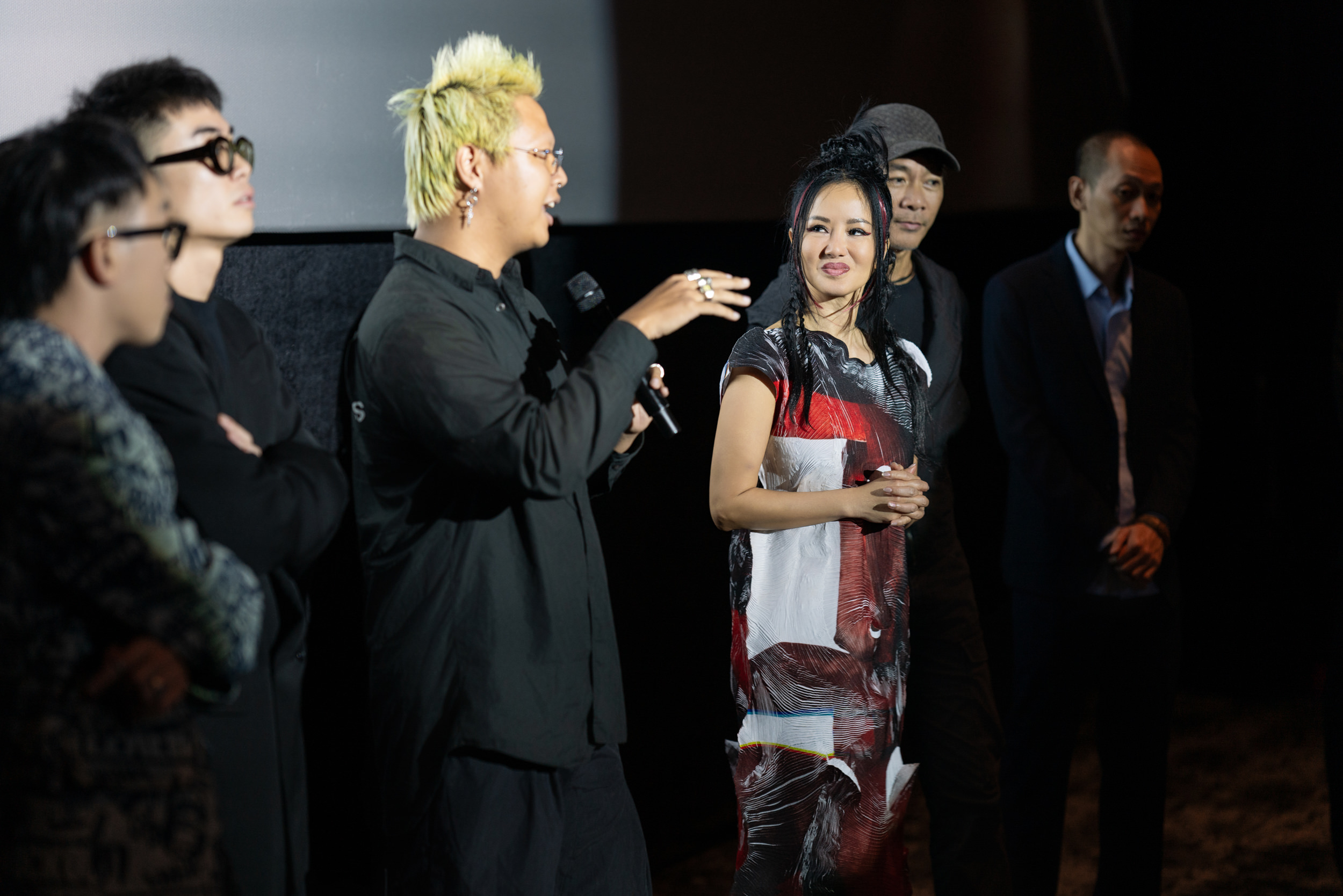 Hồng Nhung trở lại mạnh mẽ với MV “Tự hỏi”