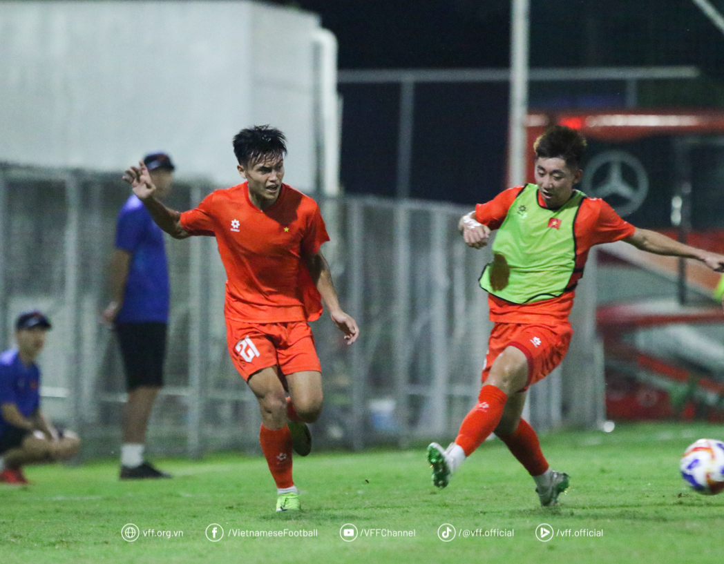 Tin nóng bóng đá Việt hôm nay 17/7: U23 Việt Nam rèn lối chơi; Trung vệ Việt kiều sắp gia nhập ...