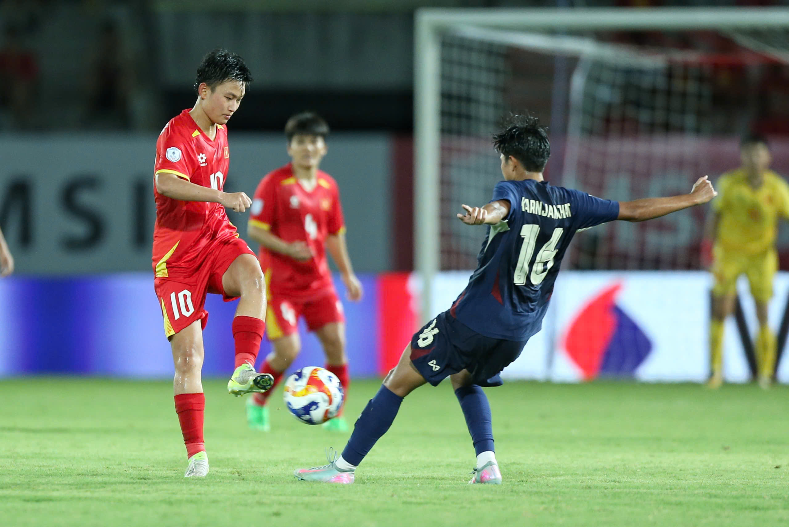 Cầu thủ nữ Thái Lan cầm vật lạ nghi là... kéo ngay khi đang thi đấu với ĐT Việt Nam khiến khán ...