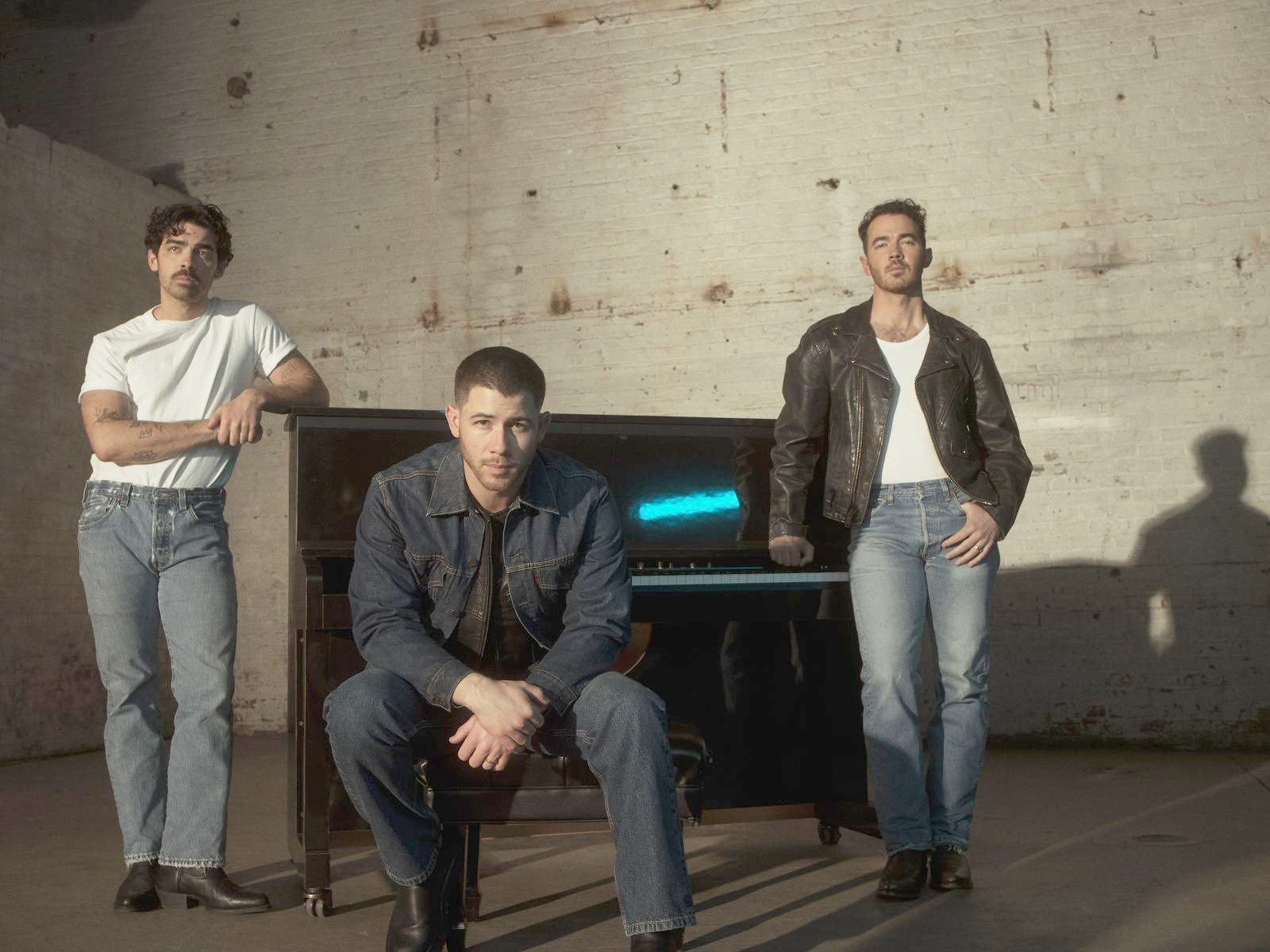 Album "Greetings from Your Hometown": Jonas Brothers tìm về nguồn cội