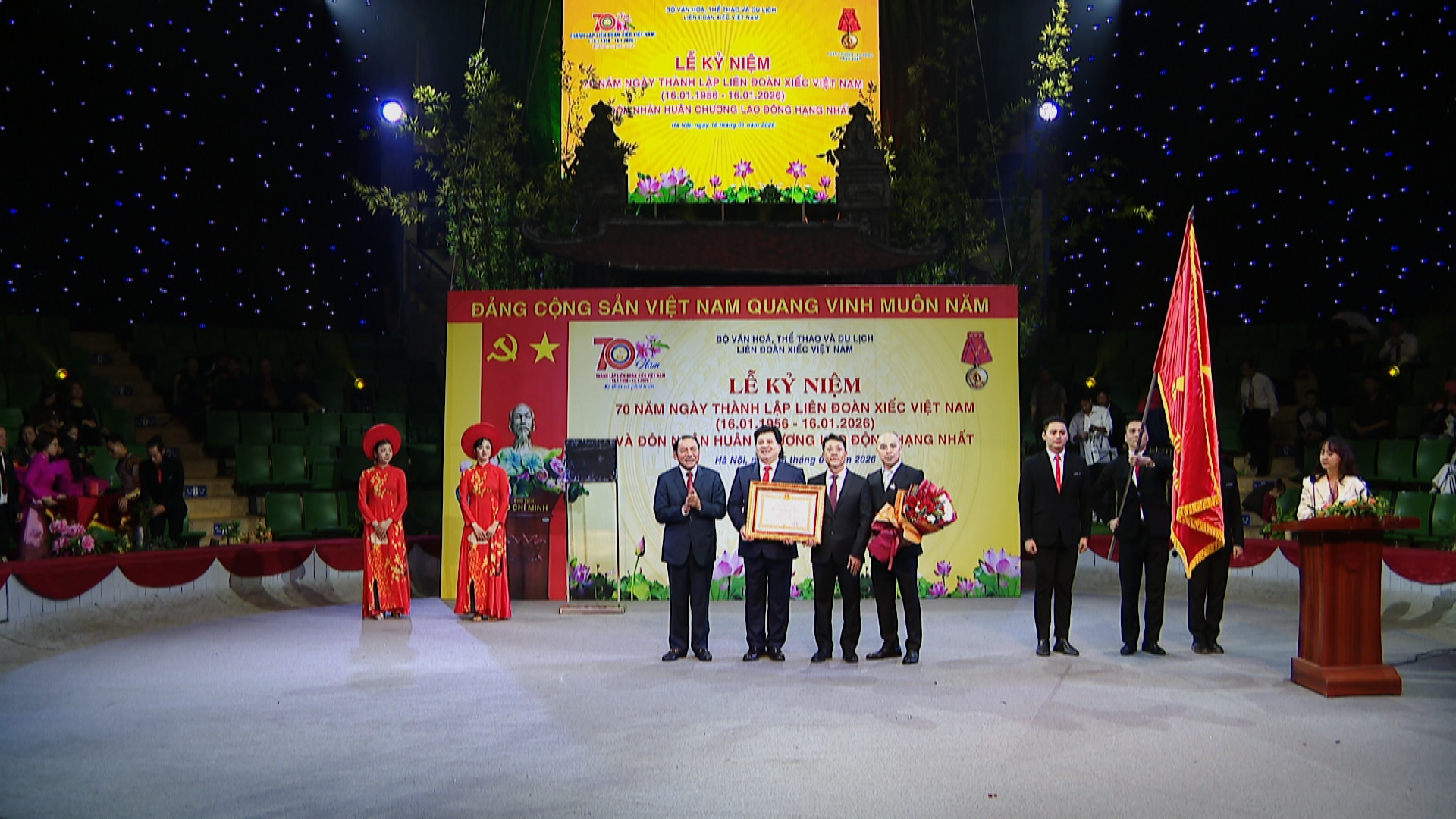 Liên đoàn Xiếc Việt Nam nhận Huân chương Lao động hạng Nhất