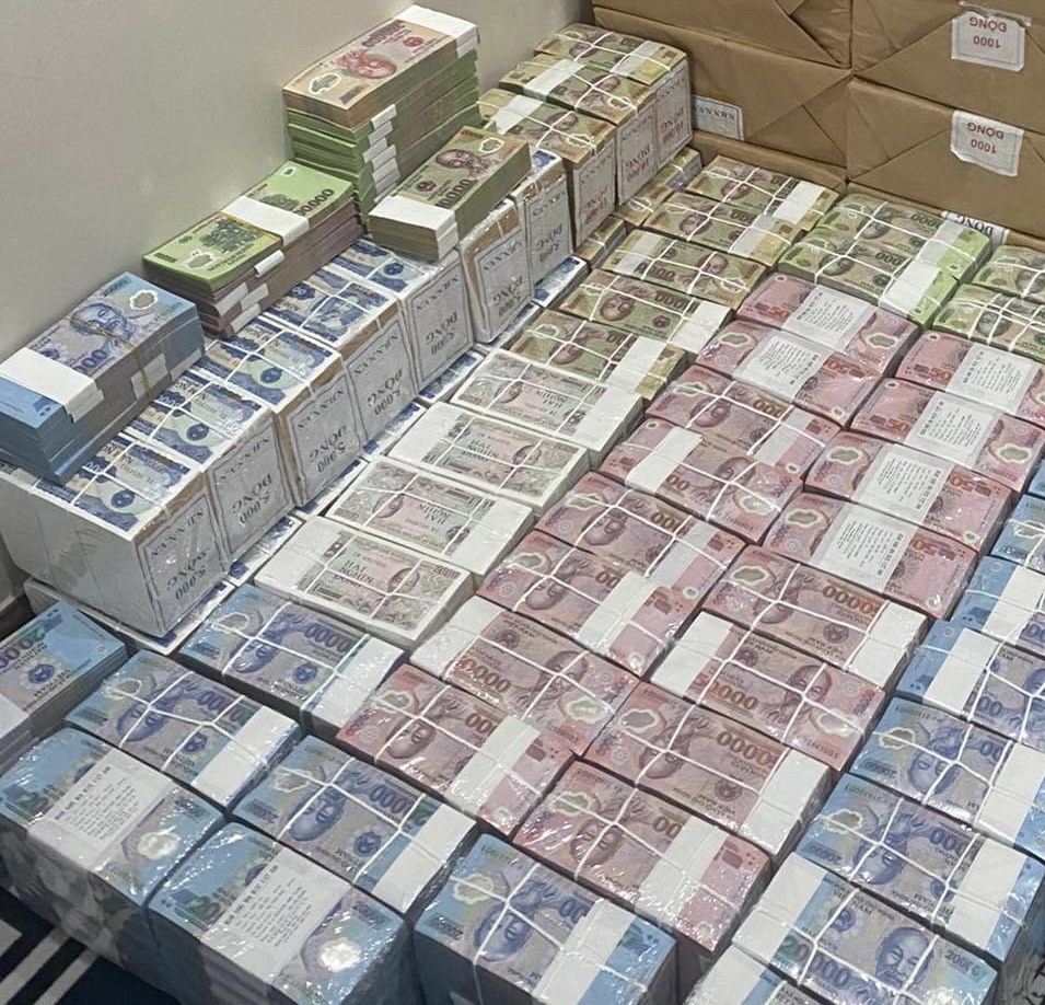 Đổi tiền lì xì cận Tết: Những chiếc bẫy lừa đảo và rủi ro pháp lý