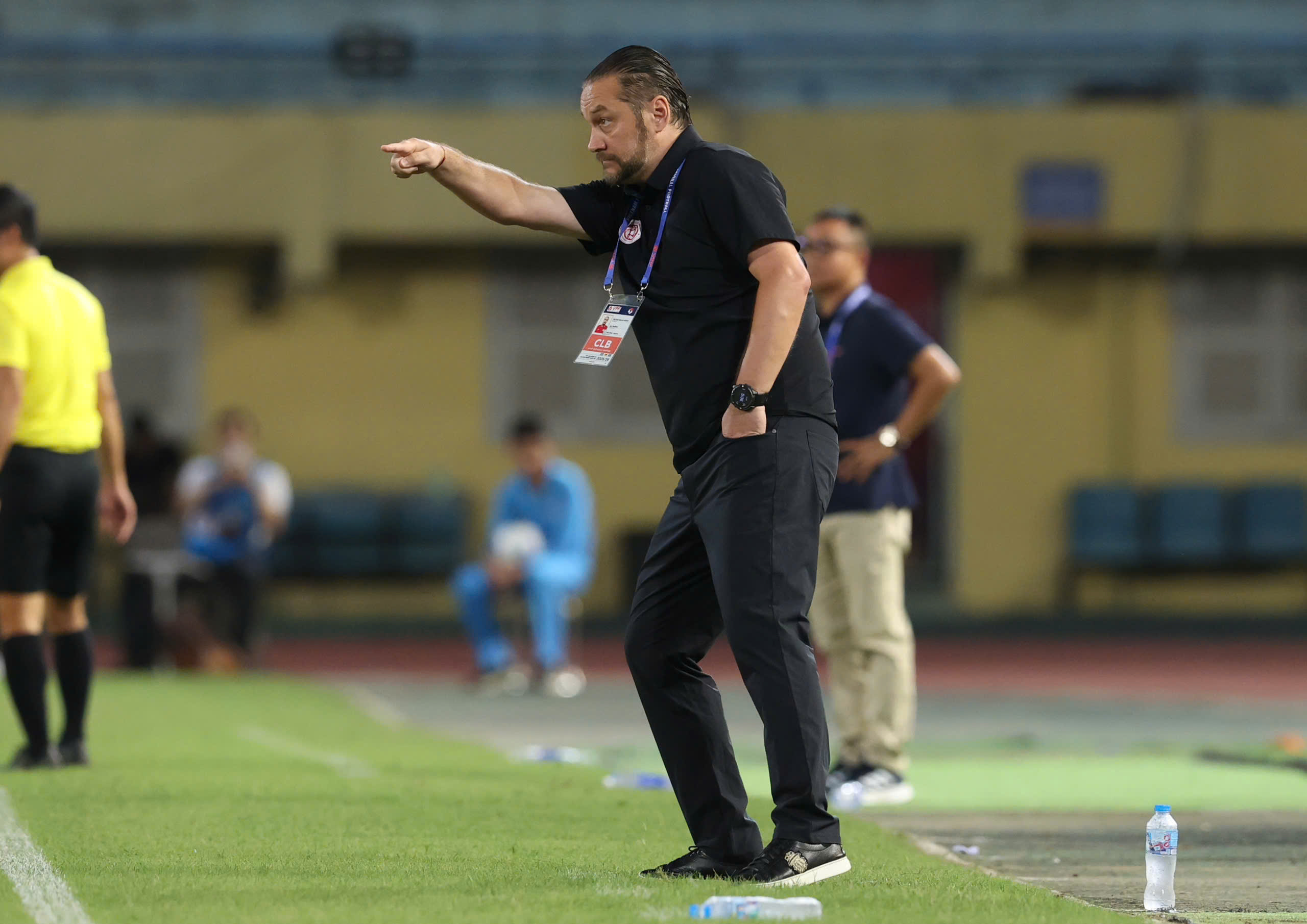 HLV Velizar Popov muốn bỏ V-League vì trọng tài