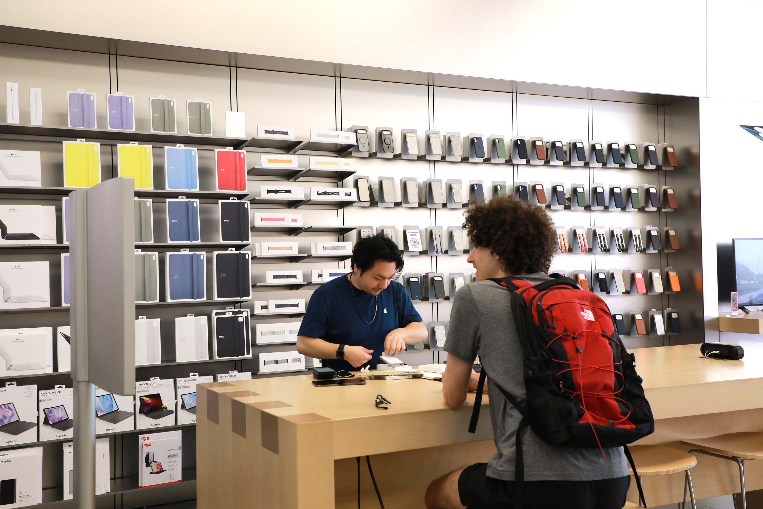 CEO Tim Cook: Apple sẽ tăng giá sản phẩm do thiếu hụt chip nhớ vì AI