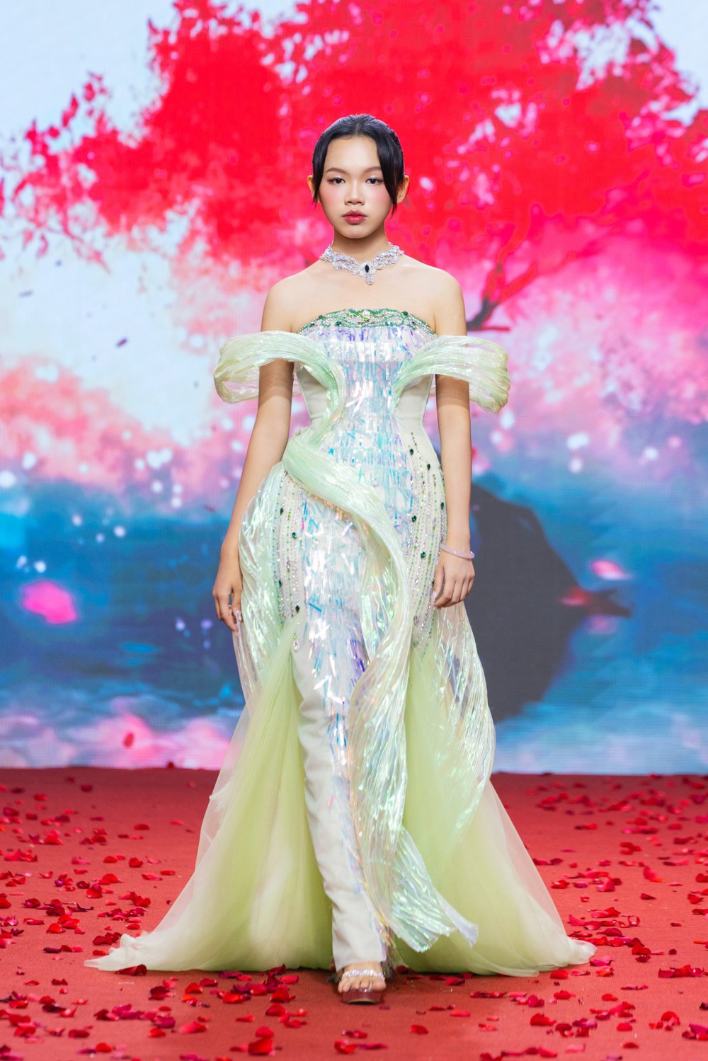 Khánh Linh “lọt vào mắt xanh” của nhiều NTK trong Gala Chào Xuân 2026