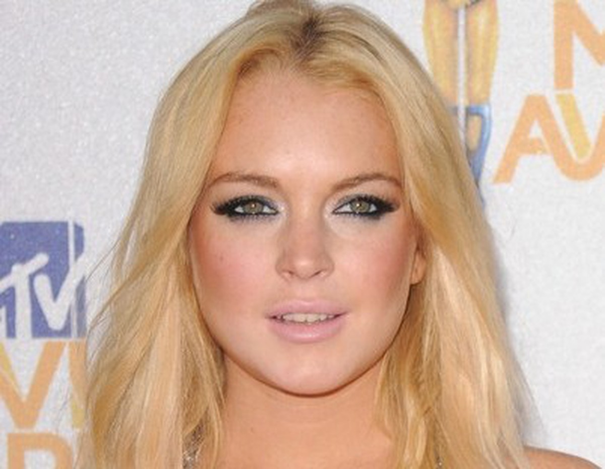 Kế hoạch "cởi bỏ quần áo" của Lindsay bị cản trở