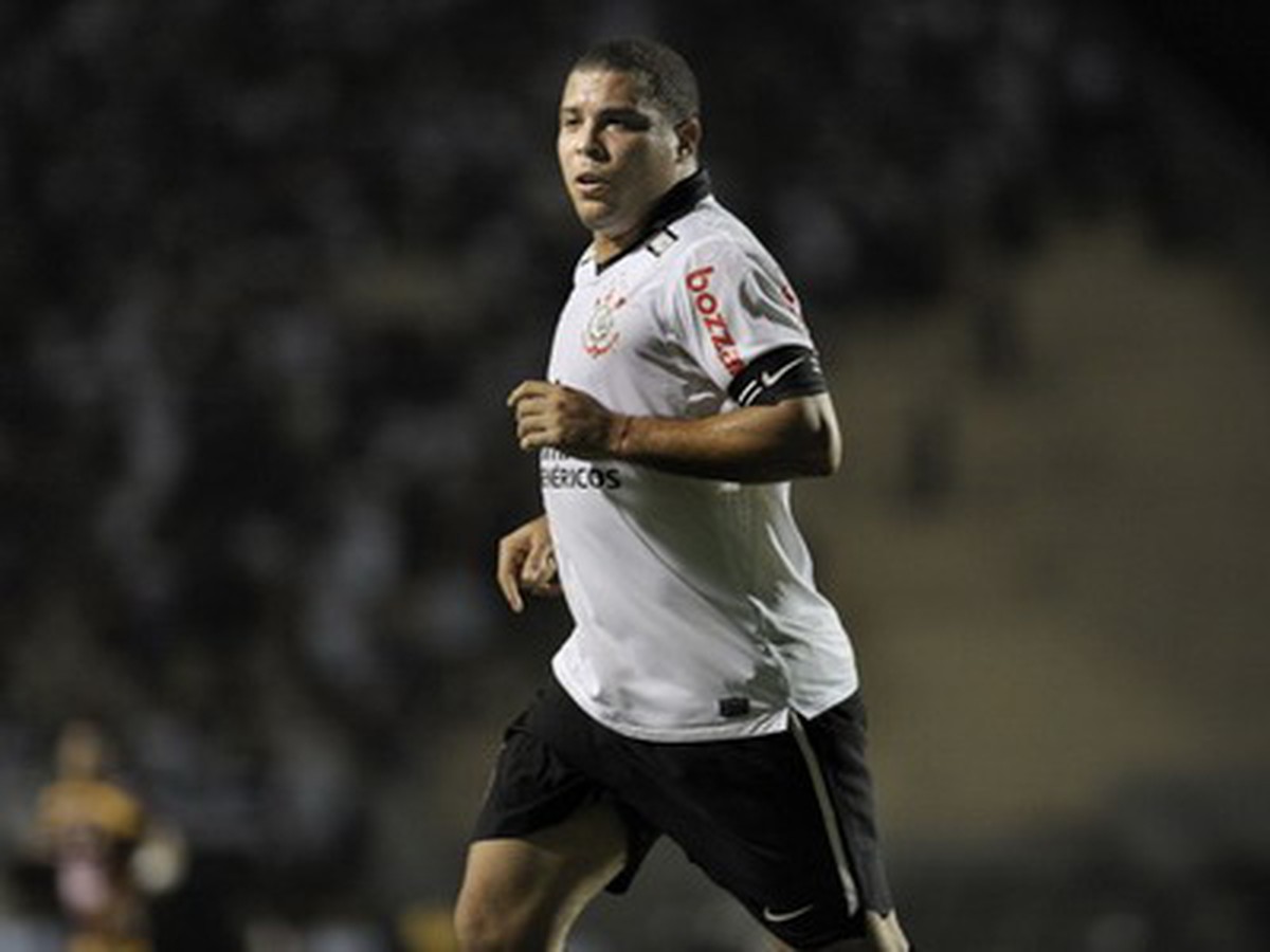 Ronaldo “béo” chính thức giải nghệ ở tuổi 34