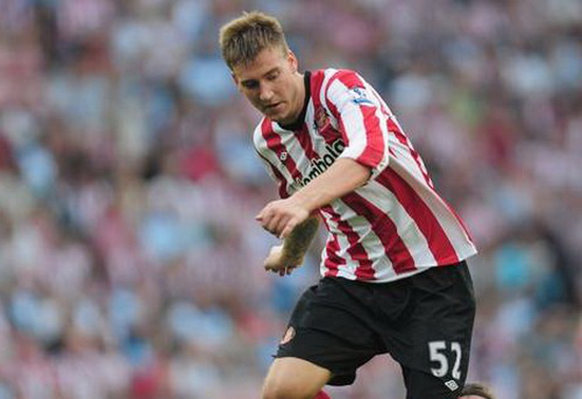 Nicklas Bendtner vỗ ngực: “Có biết tôi là ai không hả?”