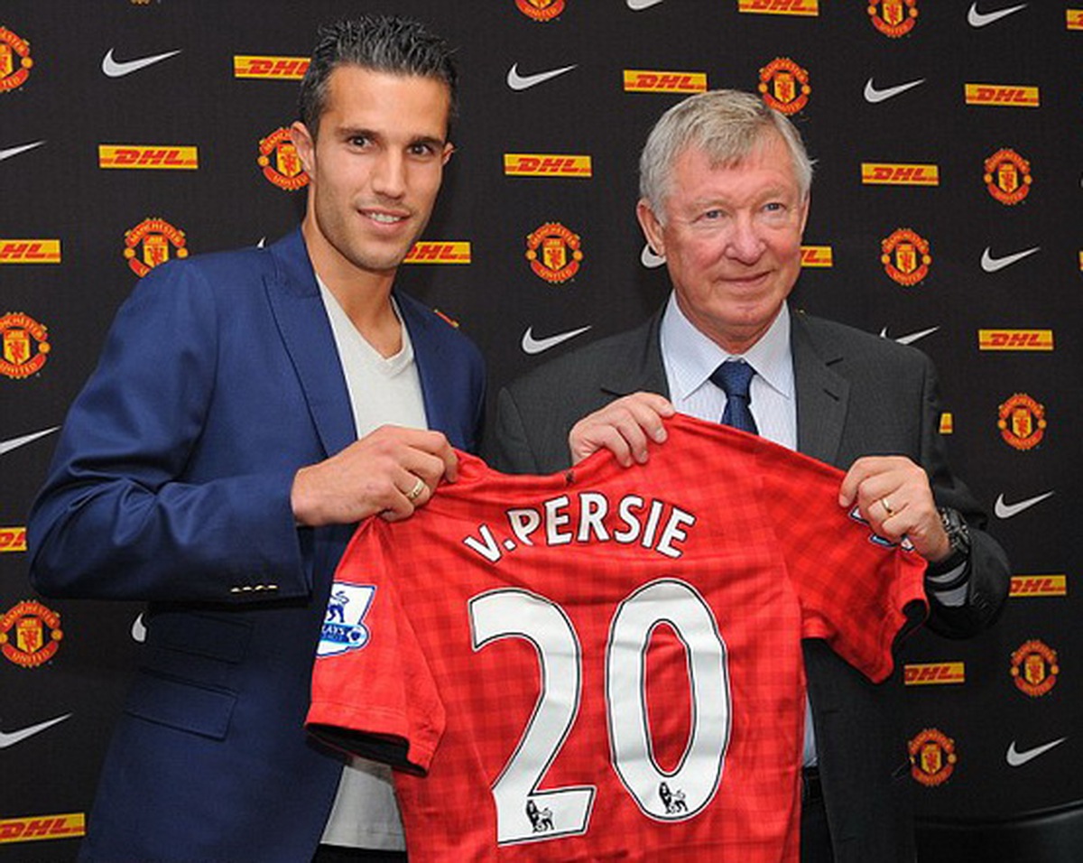 Van Persie mang áo số 20 của huyền thoại Solskjaer
