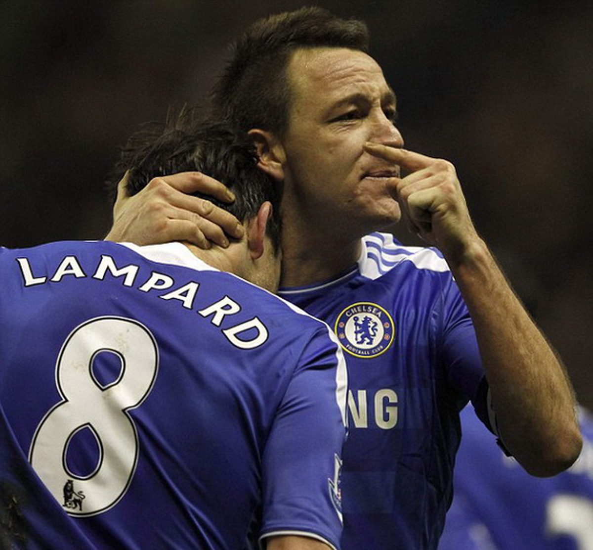 Terry đề nghị “treo” áo số 8 để vinh danh Lampard