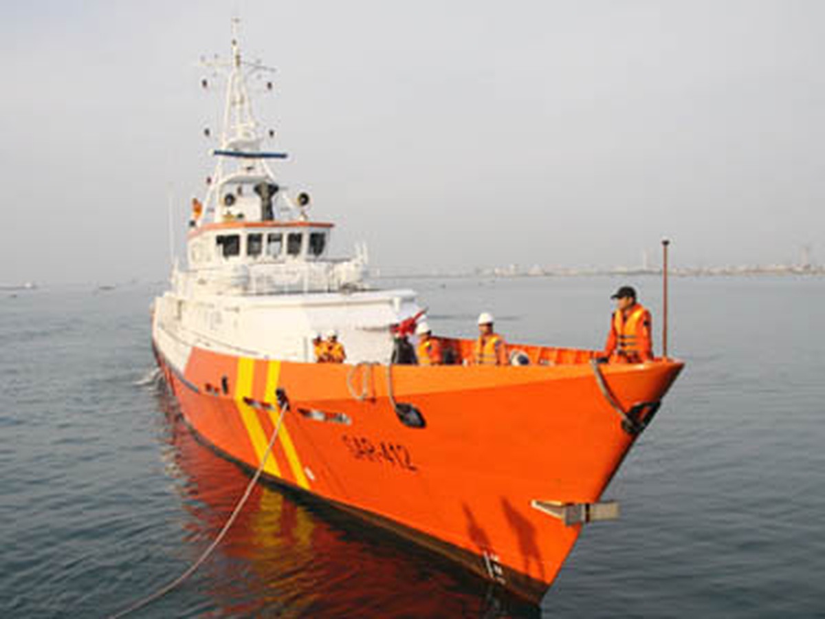 Tàu SAR412 cứu hộ 15 thuyền viên gặp nạn trong hai ngày