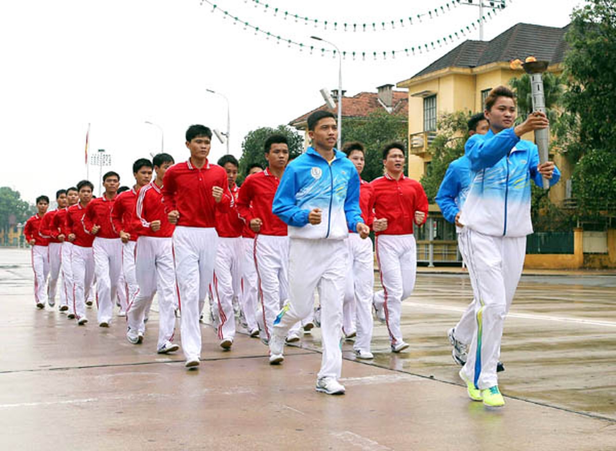 Lễ rước đuốc Đại hội thể thao học sinh Đông Nam Á 2013: Chờ ngọn lửa ...