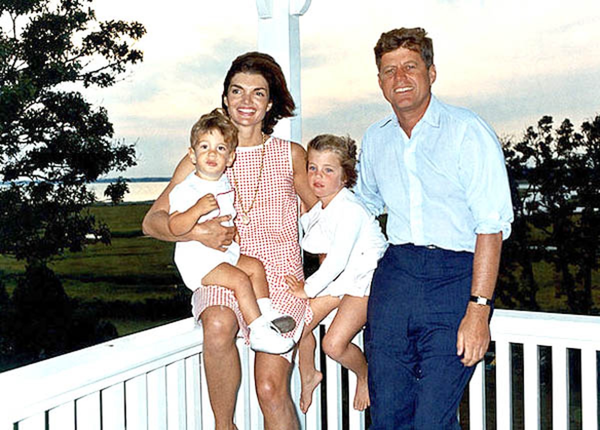 50 năm vụ ám sát John F. Kennedy: Vẫn cuốn hút như phim Hollywood
