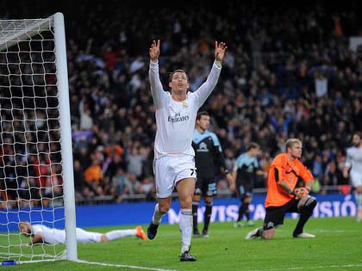 Cristiano Ronaldo cán mốc 400 bàn: Nào, đến Gala QBV, xem họ làm gì anh
