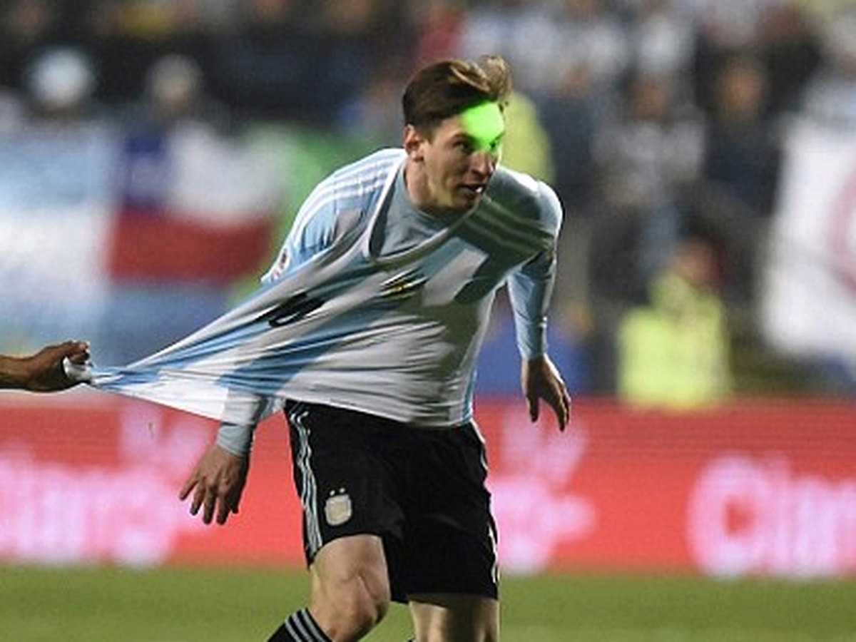 Lionel Messi bị quấy rối bởi đèn laser tại Tứ kết Copa America
