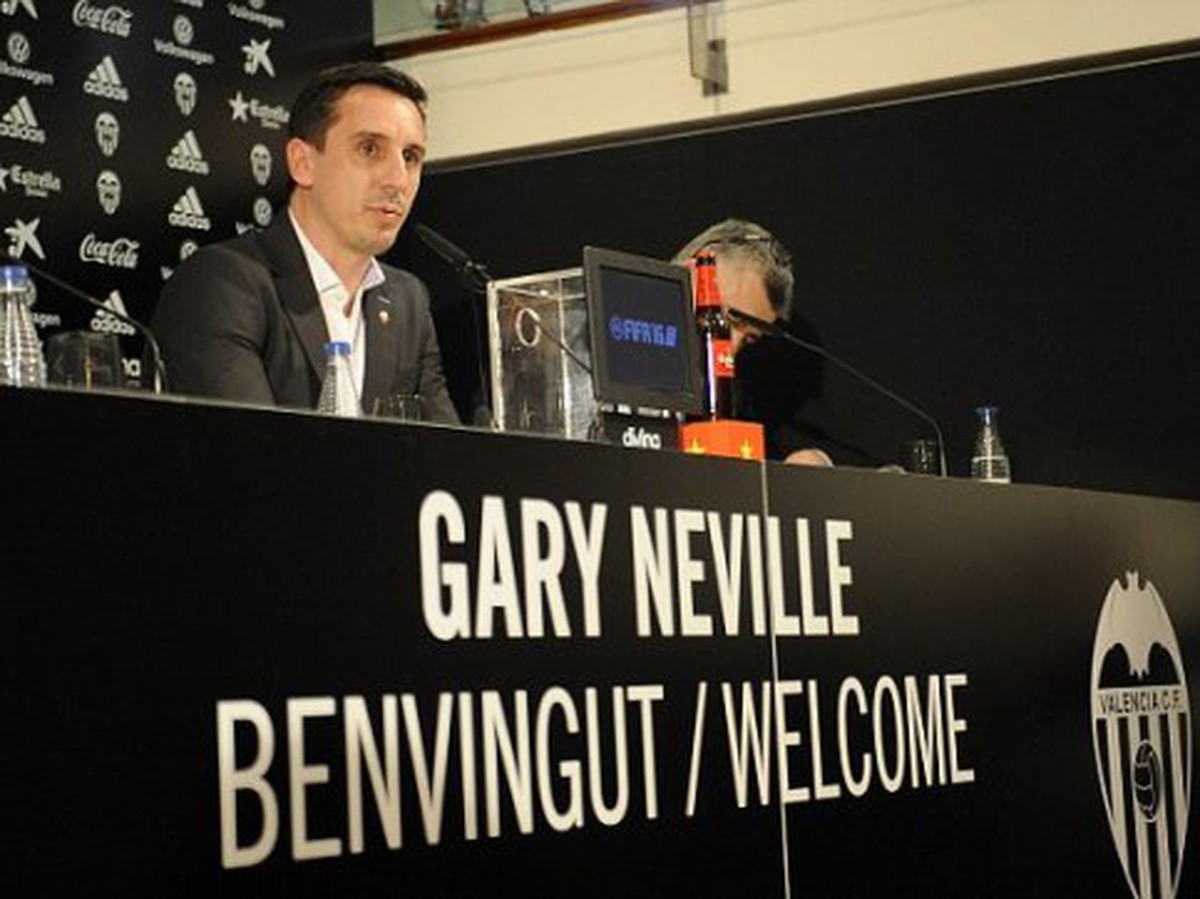Gary Neville: ‘Thật ngu ngốc nếu từ chối đề nghị của Valencia’