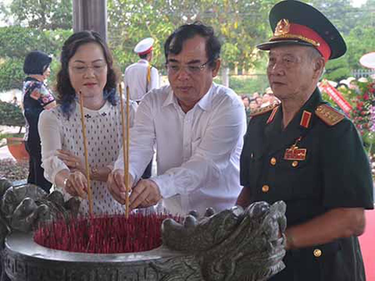 Đại tướng Phạm Văn Trà nhận huy hiệu 60 năm tuổi Đảng