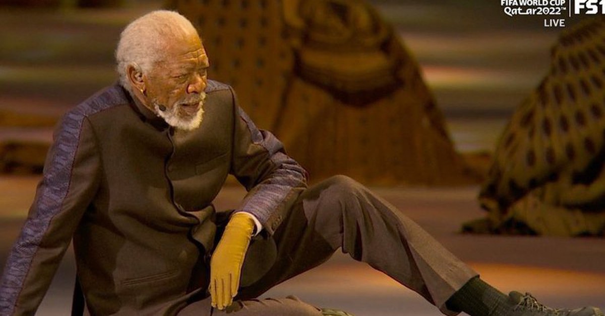 Lý do đau lòng sau đôi găng tay Morgan Freeman mang ở khai mạc World Cup