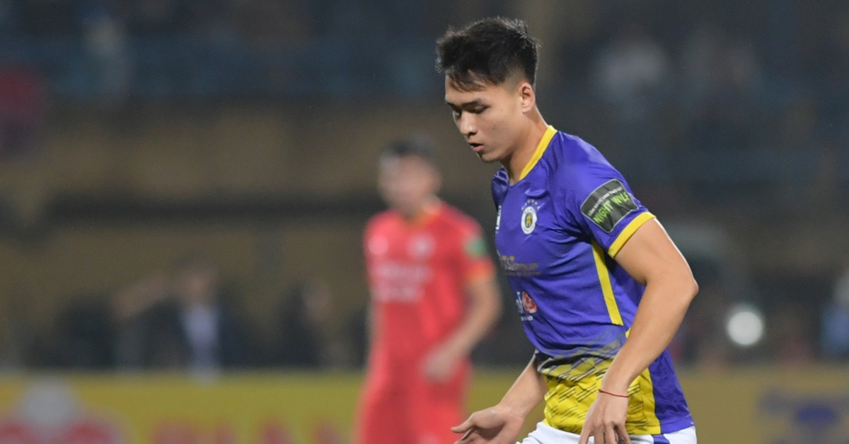 Bùi Hoàng Việt Anh rách tất bầm trán sau va chạm trong trận đấu với CLB ...