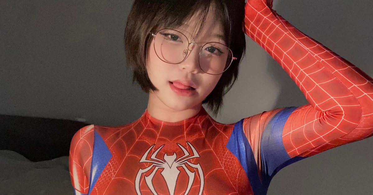 Mặt 'học sinh', nữ game thủ cứ cosplay lại khiến cả cộng đồng 'sốt xình ...