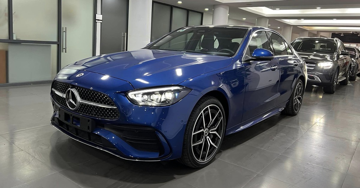 Chiếc Mercedes-Benz C 300 nhập khẩu này mất giá 25 triệu đồng/km lăn ...