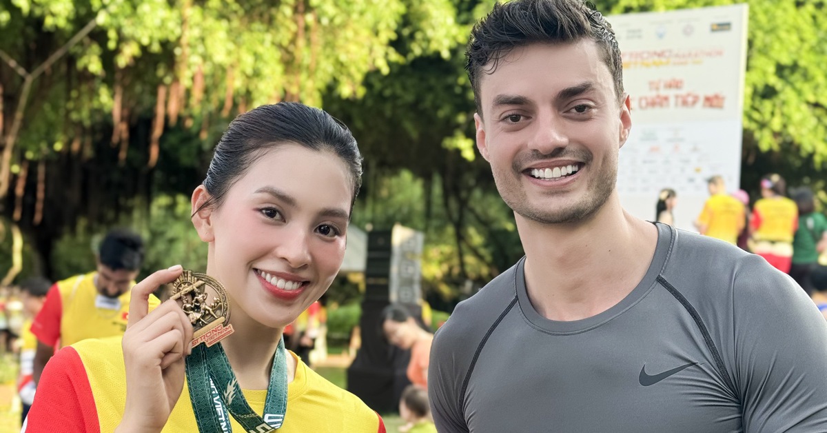 Nam giám khảo Mr World có hành động chuẩn quý ông với dàn hậu Việt