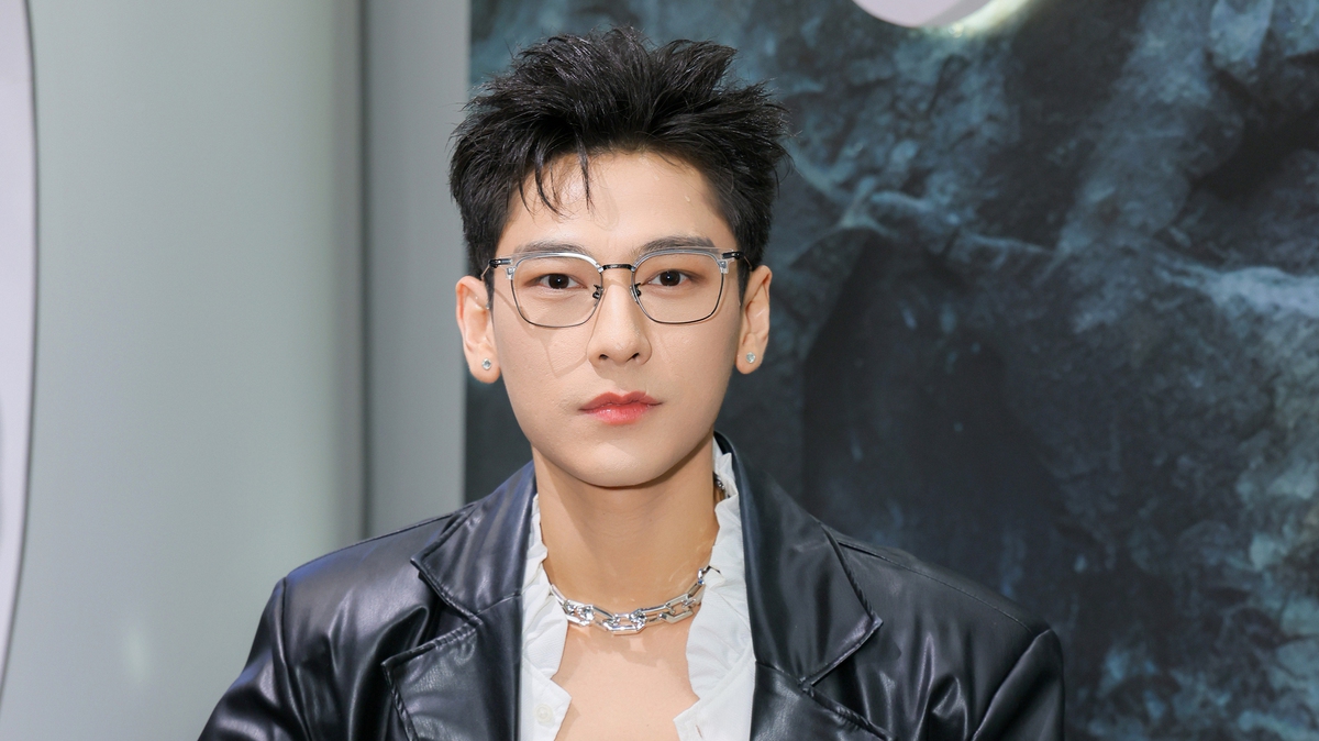 Isaac làm nức lòng người hâm mộ với diện mạo "tổng tài"