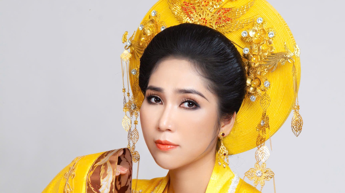 "Hoa hậu cải lương" Như Huỳnh xúc động rơi nước mắt khi hoá thân thành ...