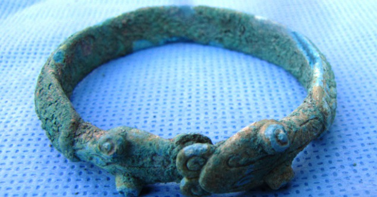 Những chiếc vòng Đông Sơn mang hình tượng rắn