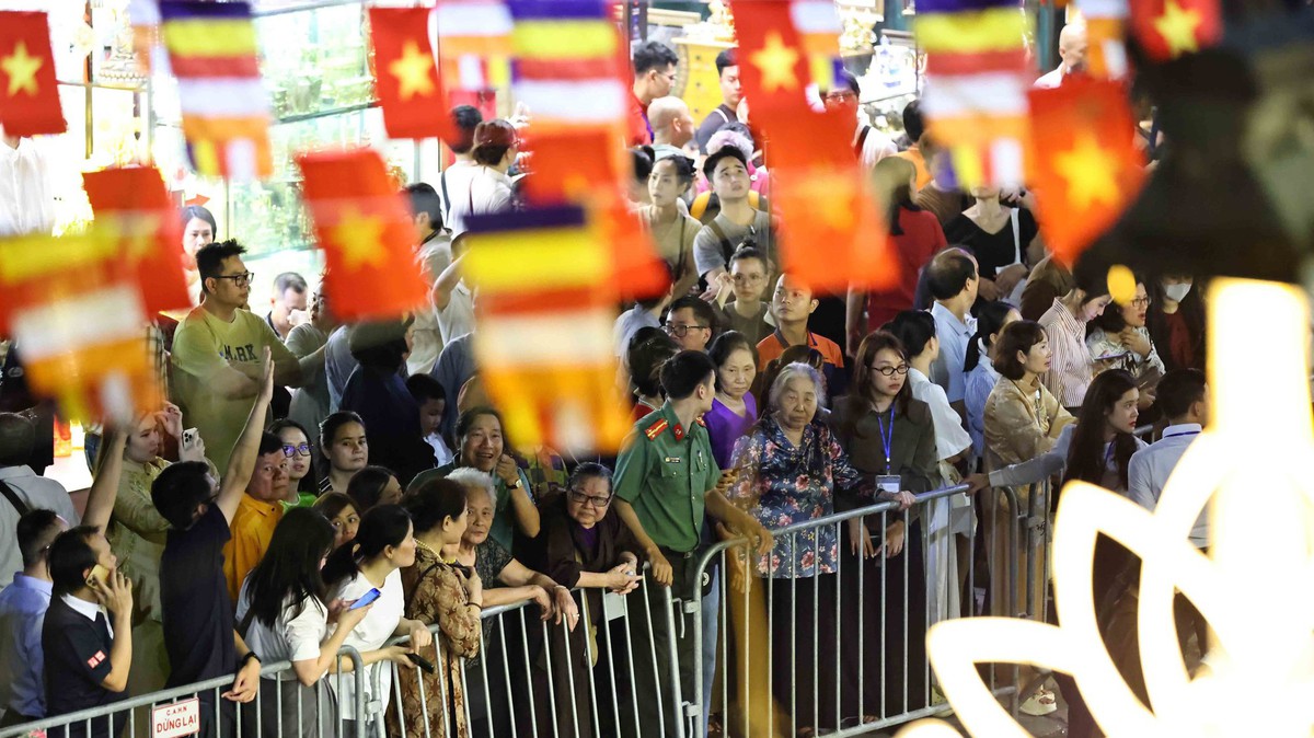 Hàng vạn người dân xếp hàng xuyên đêm chiêm bái xá lợi Đức Phật tại Hà Nội