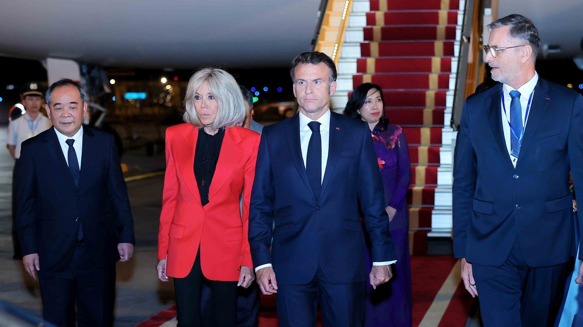 Tổng thống Pháp Emmanuel Macron và Phu nhân đến Hà Nội, bắt đầu thăm ...