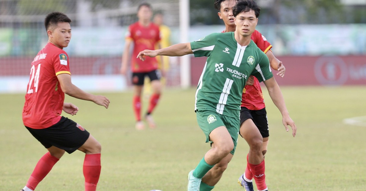 Tin nóng bóng đá Việt hôm nay 22/6: Công Phượng khích lệ đồng đội; Xuân Sơn tập cùng Nam Định ...