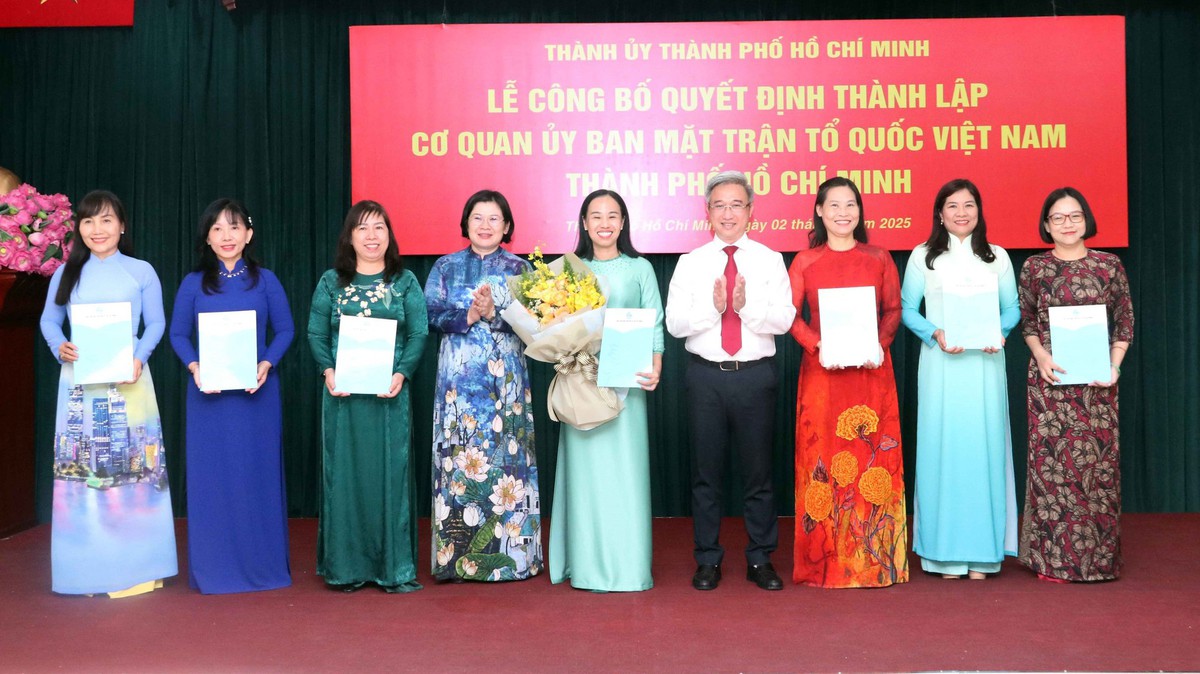 Trao quyết định thành lập cơ quan Ủy ban MTTQ Việt Nam TP. Hồ Chí Minh