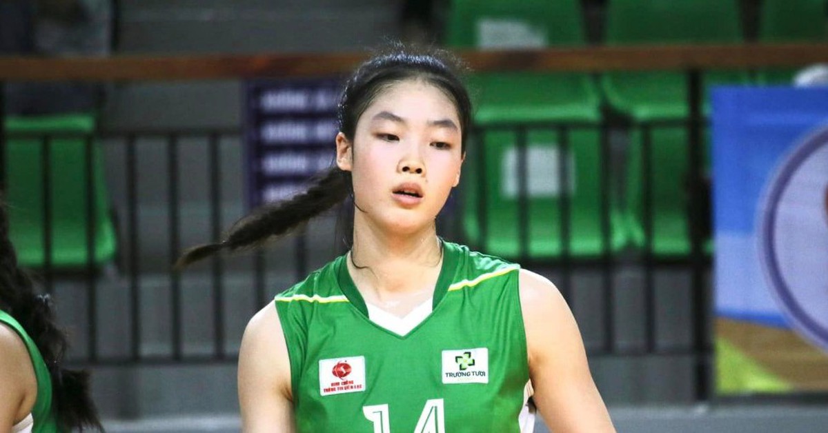 Tuyển thủ bóng chuyền Việt Nam cao gần 1m9 cùng đội nhà sáng cửa làm ...