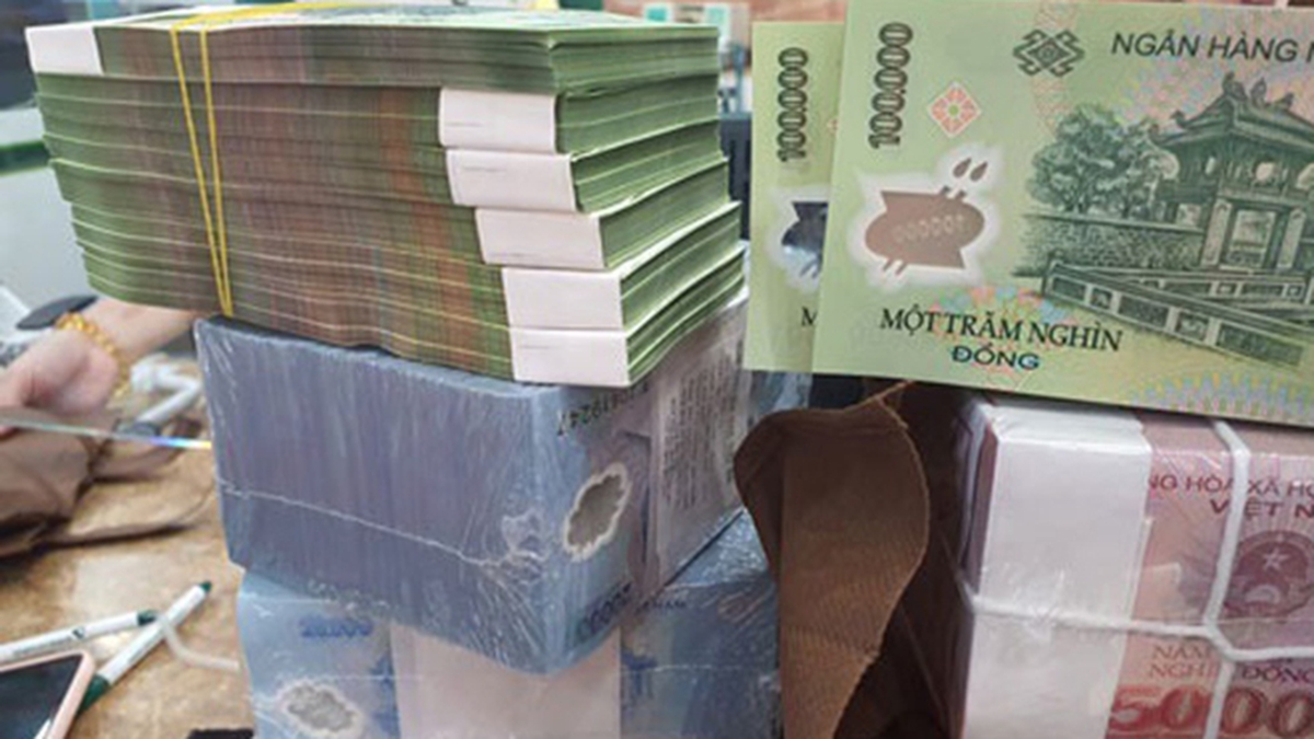 Đổi tiền lì xì cận Tết: Những chiếc bẫy lừa đảo và rủi ro pháp lý