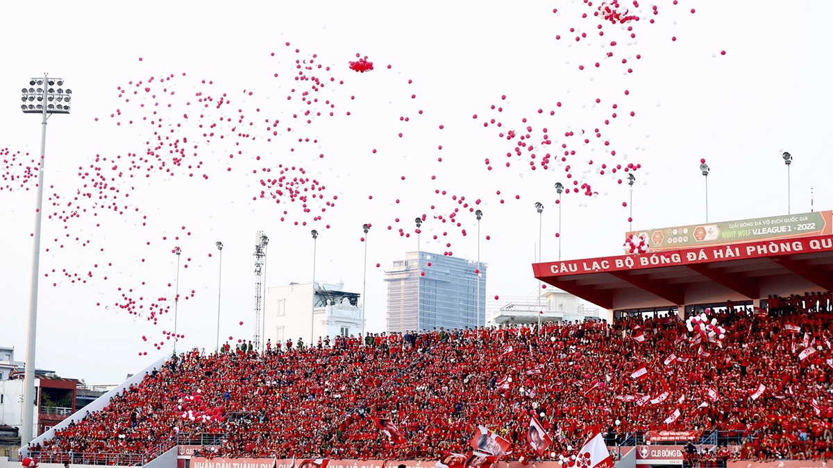 Bóng lăn tuần qua: Sân khấu bốn mặt