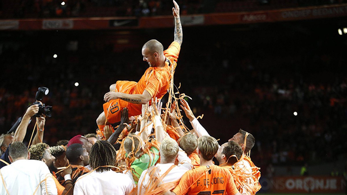 KHOẢNH KHẮC: Wesley Sneijder chia tay ĐT Hà Lan sau 15 năm